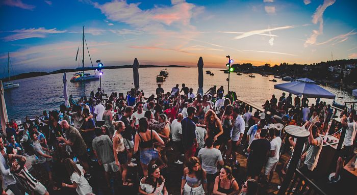 Vita notturna a Hvar: cocktail bar, wine bar e discoteche